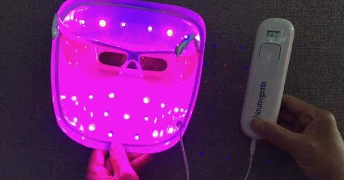 Red and blue light mask to treat acne image