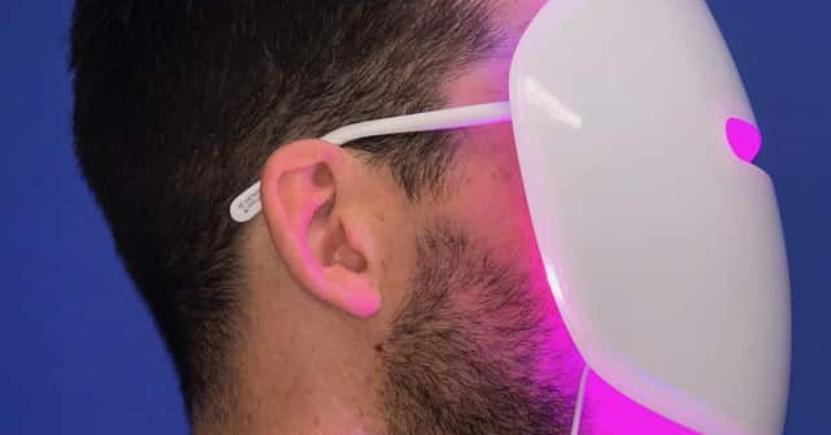 Red and blue light mask to treat acne image